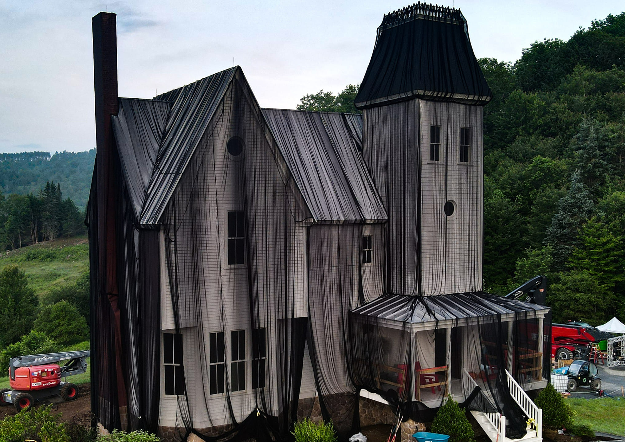 “Beetlejuice 2” Set Photos Reveal Film Will Be Set at Halloween ...